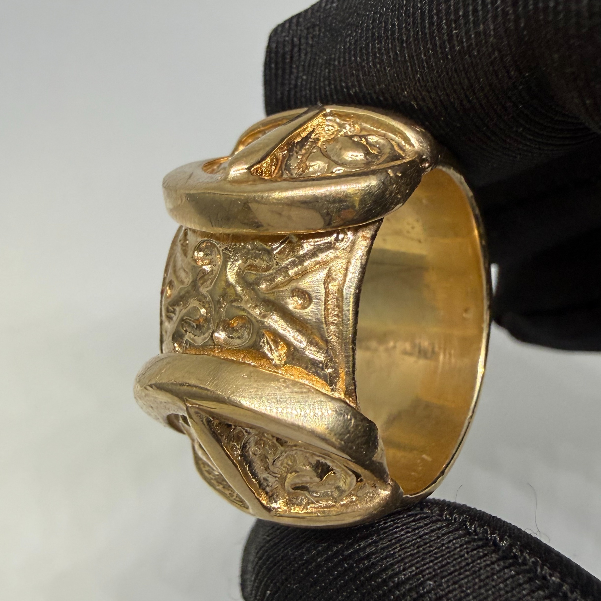 Pre-owned 9CT YELLOW GOLD DOUBLE BUCKLE RING - SIZE V 1/2 - Own4Less
